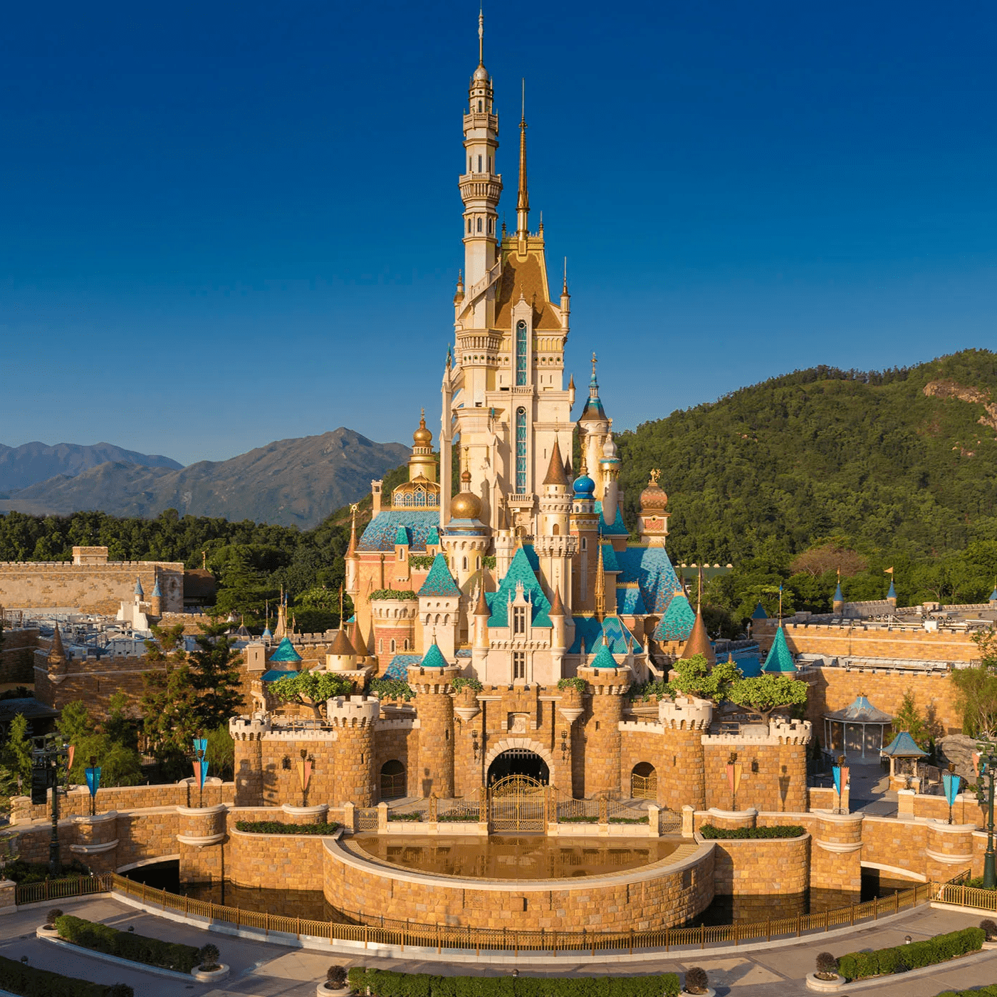 Découvrez tous les parcs Disneyland à travers le monde : un voyage féerique sur 3 continents